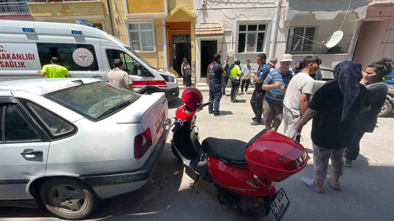 Motosiklet hareket eden otomobile çarptı: Anne ile kızının yaralandığı ...