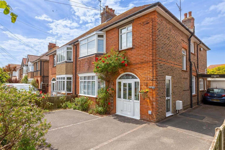 Spacious Worthing flat with private swimming pool and superb garden