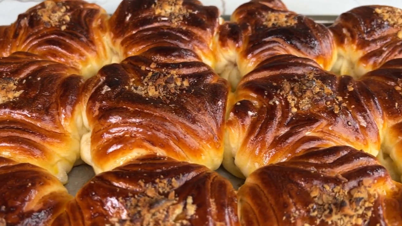 Bakery style cinnamon rolls made easy with this method