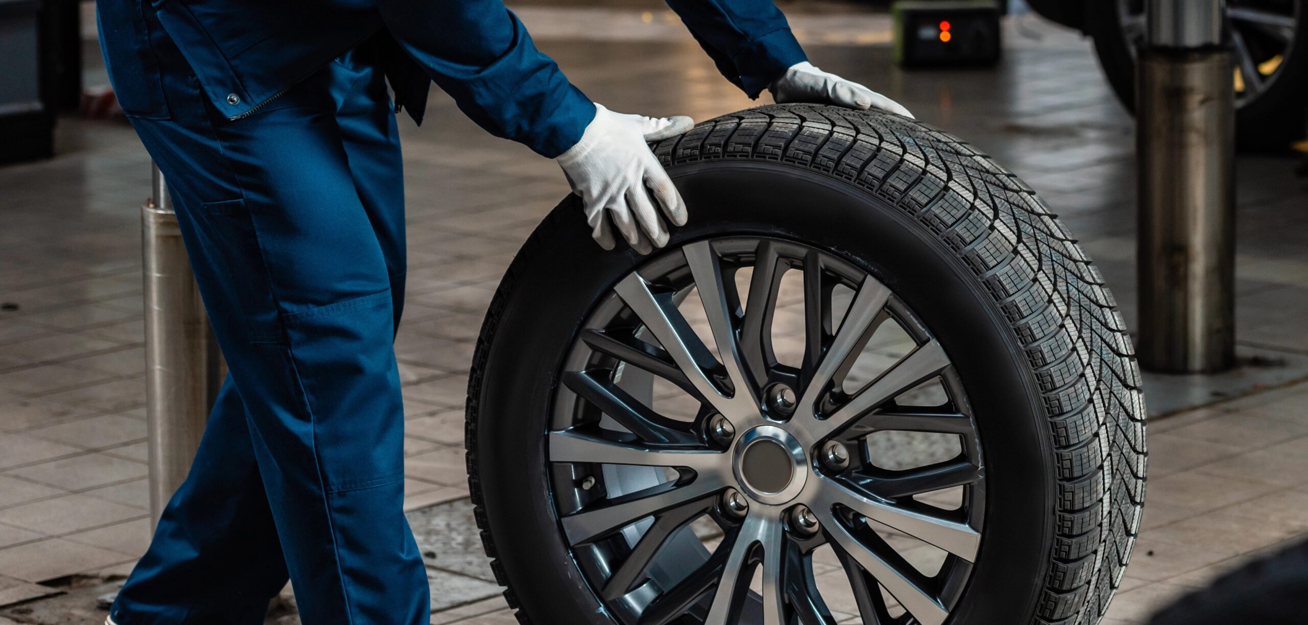A shop told him to replace this tire. He said no, so the tech took a photo