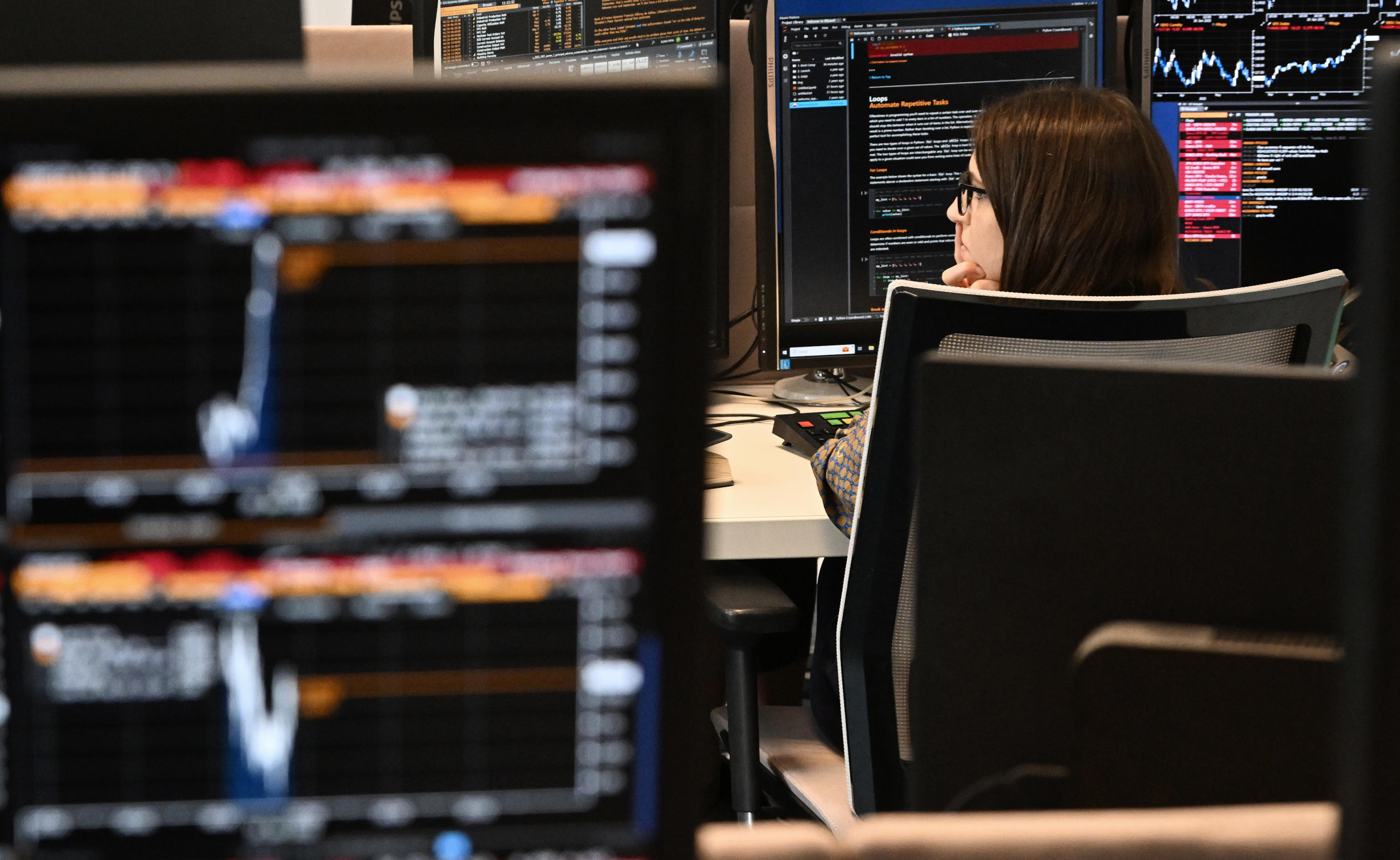 Borsa. Milano in calo dello 0,43% con Avio e Leonardo, sale Poste con Tim