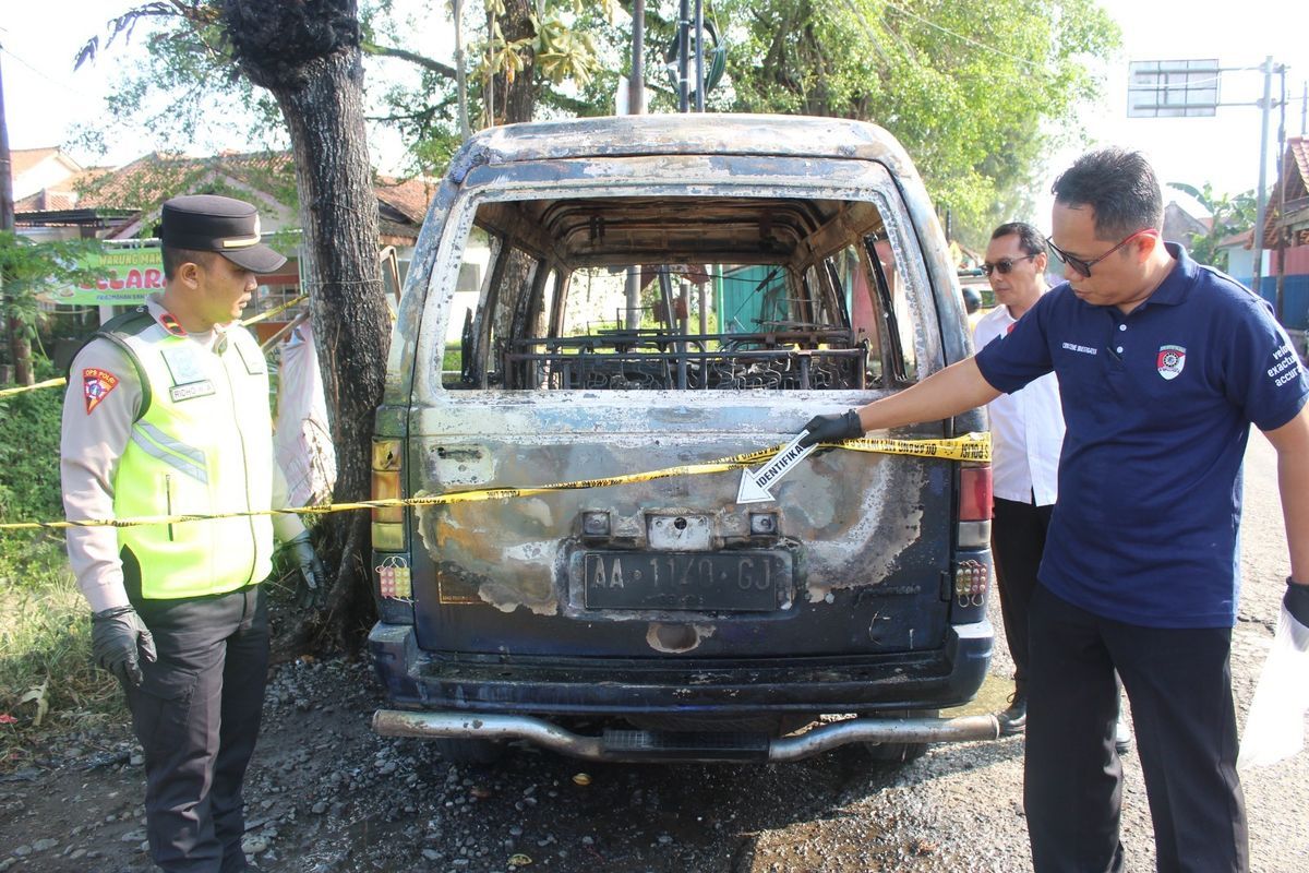 Suzuki Carry melepuh di dekat rel kereta, bodi terkuliti dalam kabin ...
