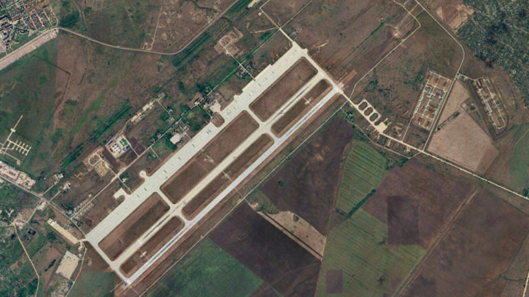 Why Russia is suddenly building giant shelters for bombers that once ...