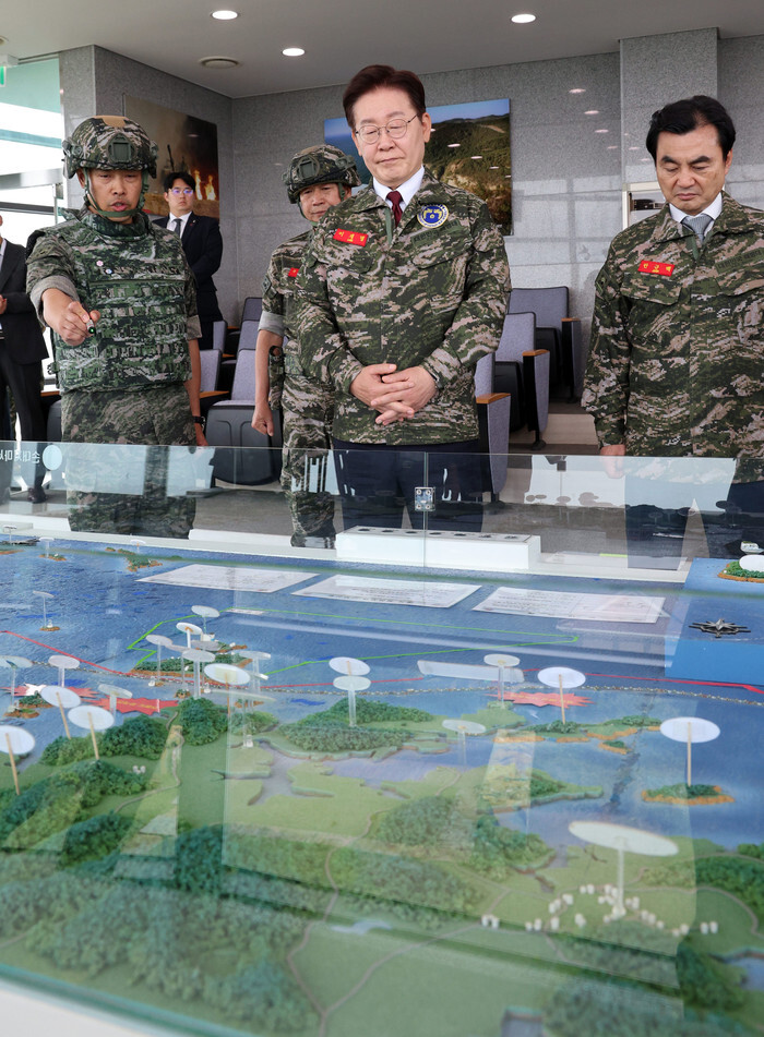 Lee visits Marine Corps unit to mark Korean War anniv.