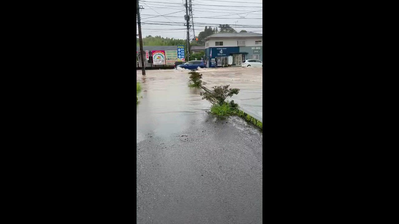 Japan: Starkregen überschwemmt Straßen und stoppt Shinkansen-Verkehr ...