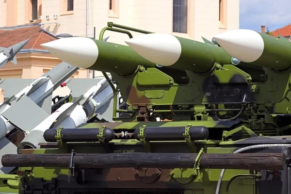 Hierarchical reinforcement learning boosts air defense efficiency