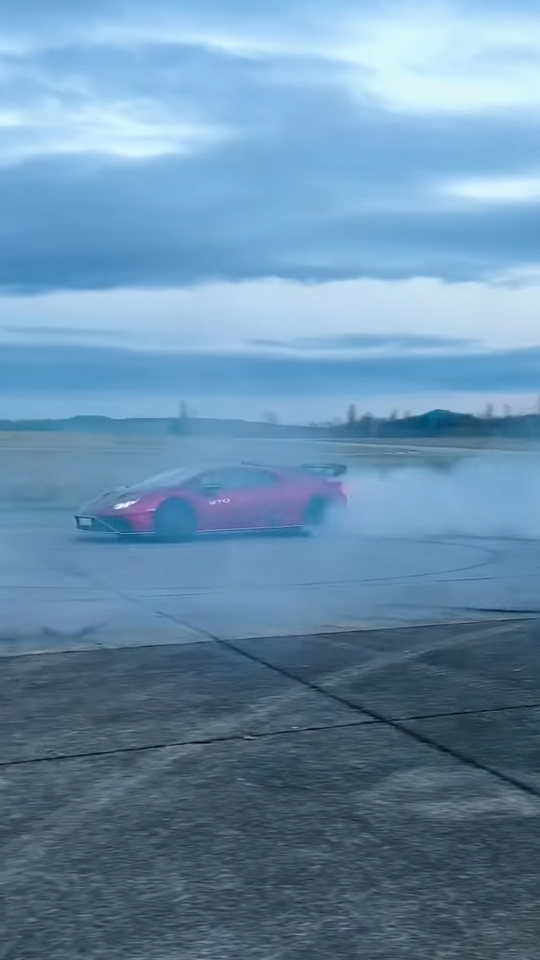 Mächtiger Lamborghini Huracan bei Burnout und Drift Action