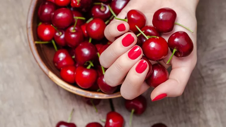 Cherry French nails | Η vintage τάση στα νύχια που κάνει θραύση το 2026