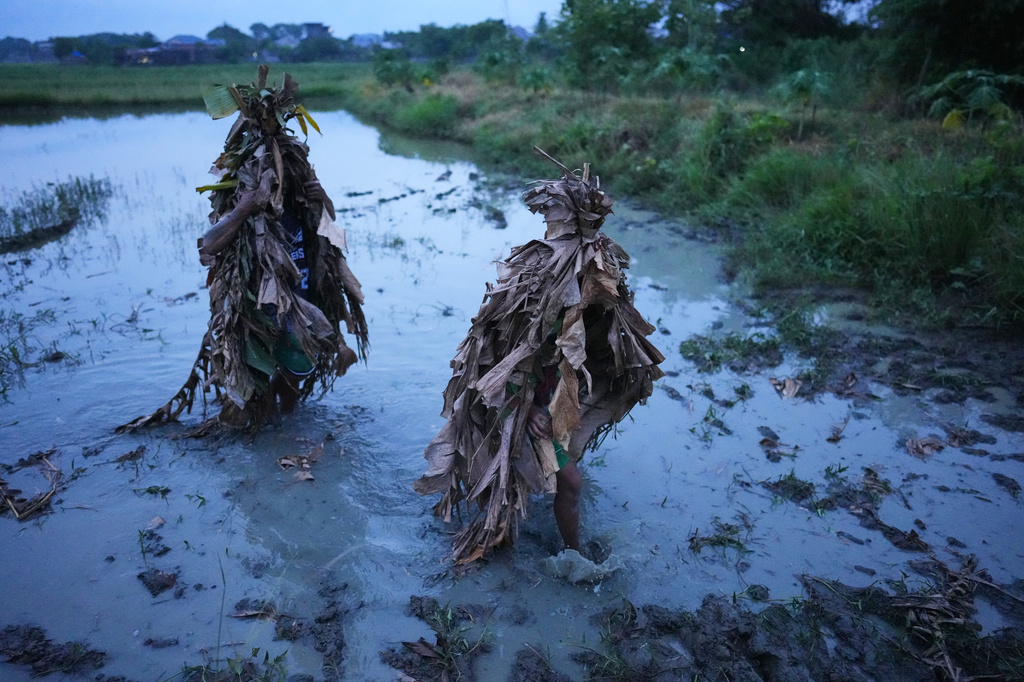 Photos show Philippine Catholics smearing mud on their bodies for ...