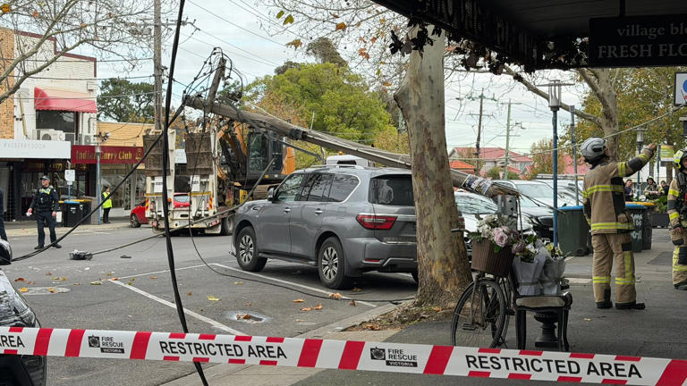 Power outage in Essendon North after car crashes into power pole