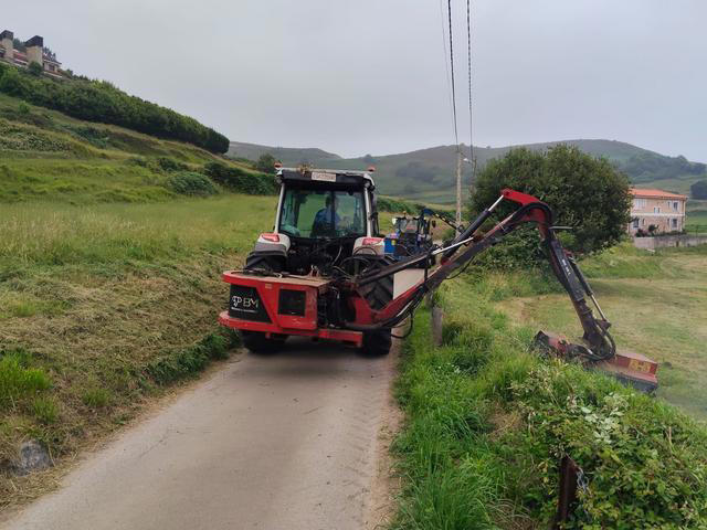 Llanes realiza tareas de desbroce y limpieza en los accesos a las ...