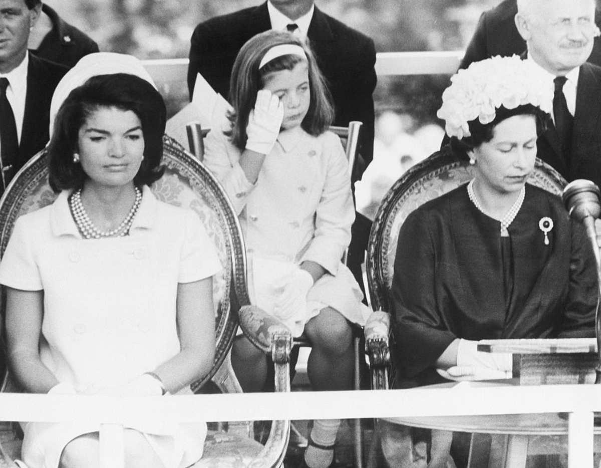 New book reveals Queen Elizabeth's advice to a 'struggling' Jackie ...