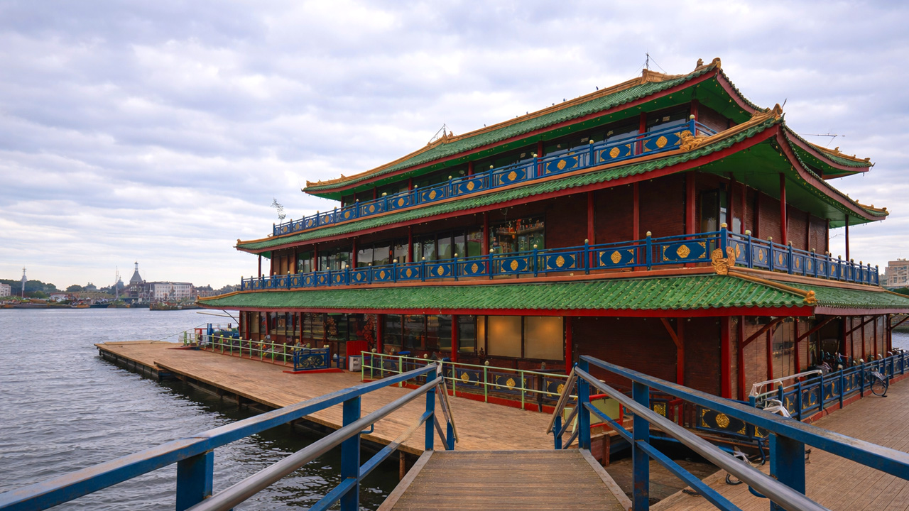 Promenade sur les quais d’Amsterdam près de l’hôtel Jakarta