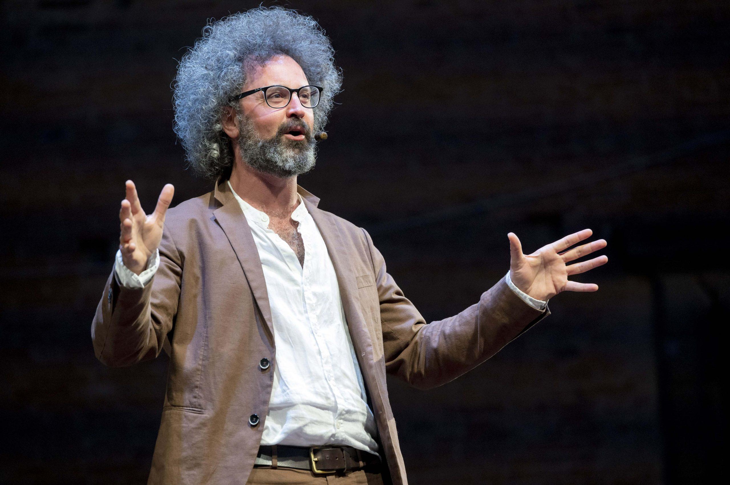 Simone Cristicchi in «I miei frammenti di luce sinfonia di voci per ...