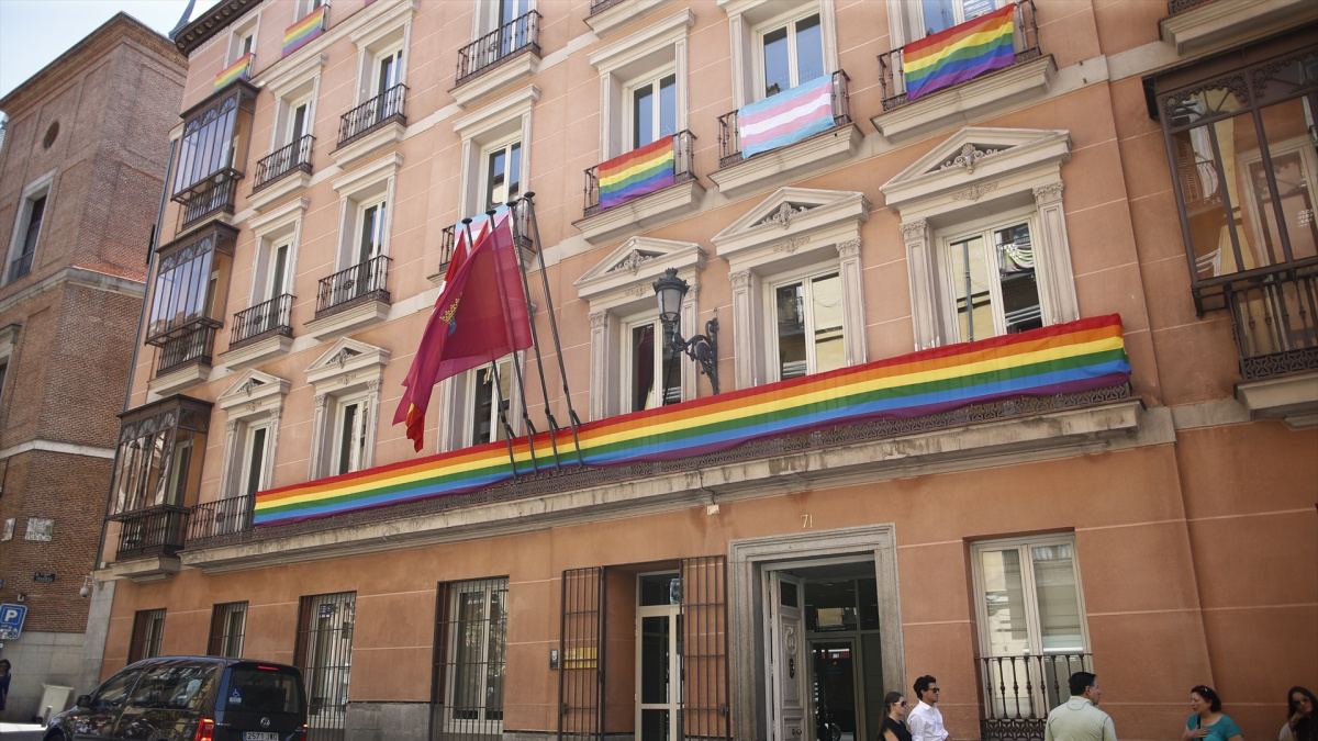 Vox presenta una queja para que el PSOE retire la bandera LGTBI del ...