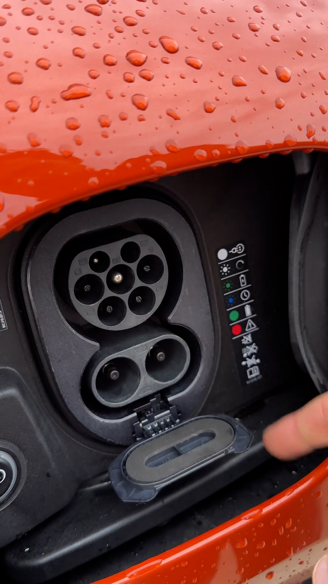 Porsche Macan EV s elegantním řešením nabíjení