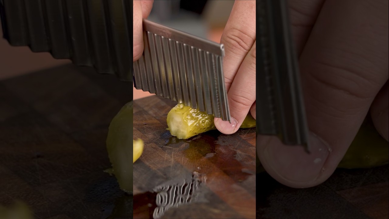 Corta pepinillos con cuchillo ondulado