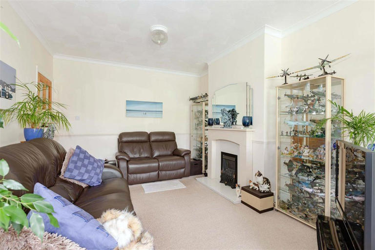 Spacious Worthing flat with private swimming pool and superb garden
