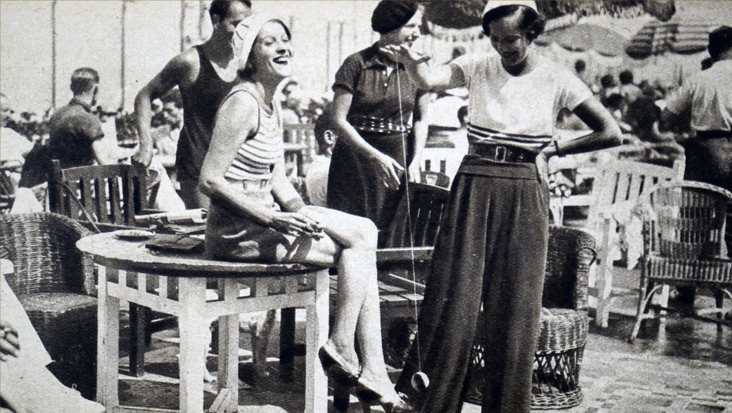 10 snapshots of 1920s beach culture