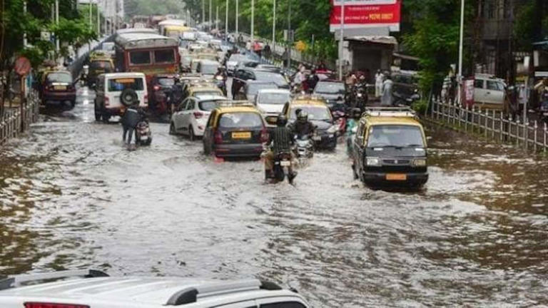 Mumbai rains havoc: Civic body employee falls in manhole in front of ...