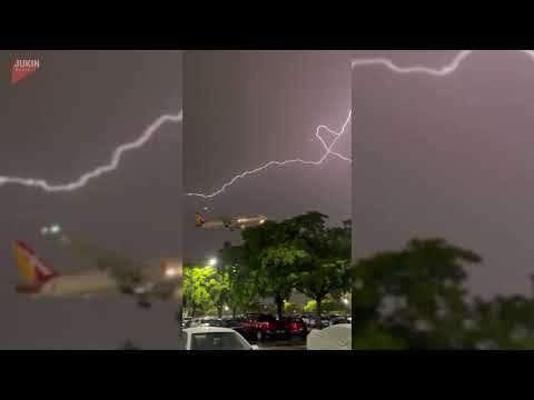 Lightning Lights up Night Sky as Plan Prepares to Land at Miami ...