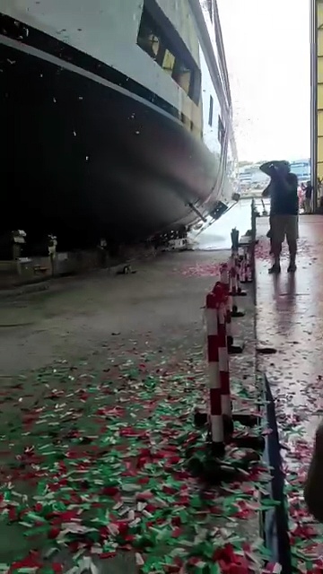 Viareggio, il varo del super yacht al cantiere Azimut Benetti