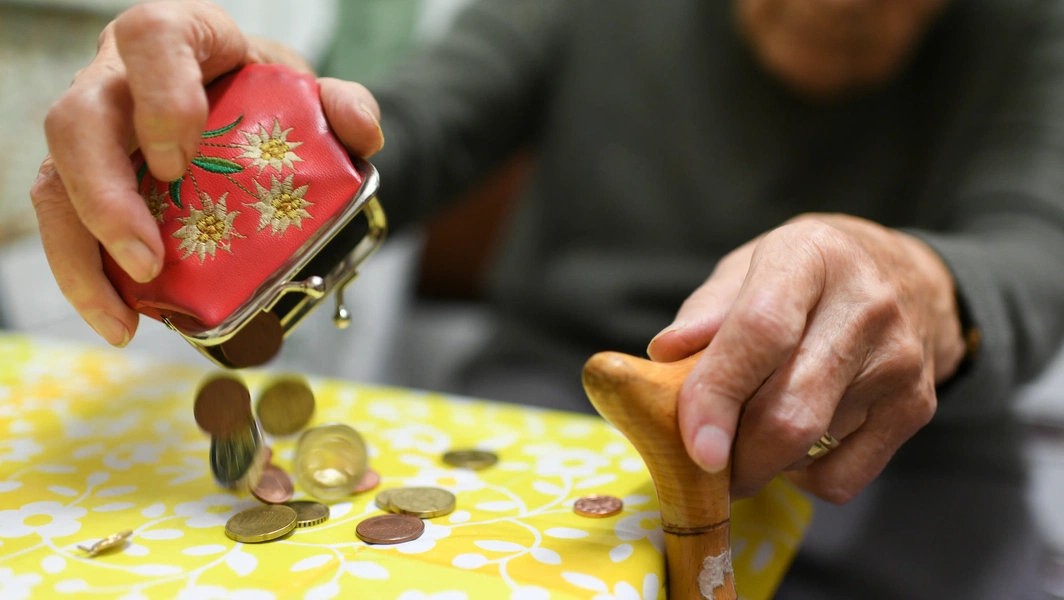 13 expenses retirees can avoid to save money
