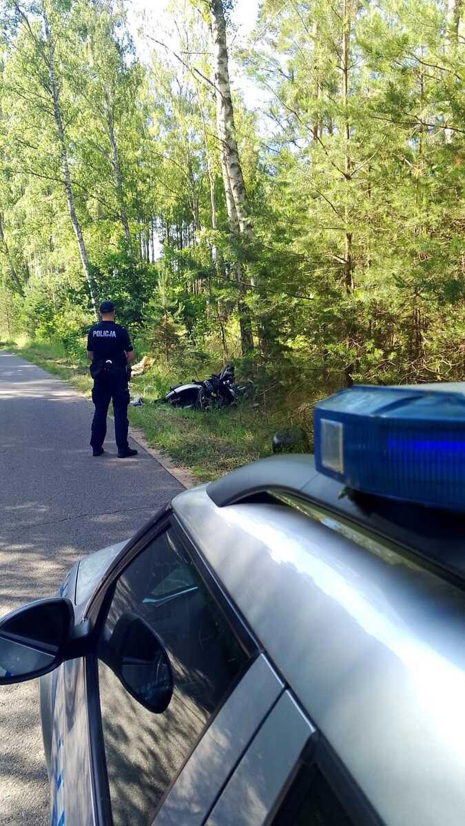 Poranny dramat na drodze w Chwarznie. 46-letni motocyklista zjechał na ...