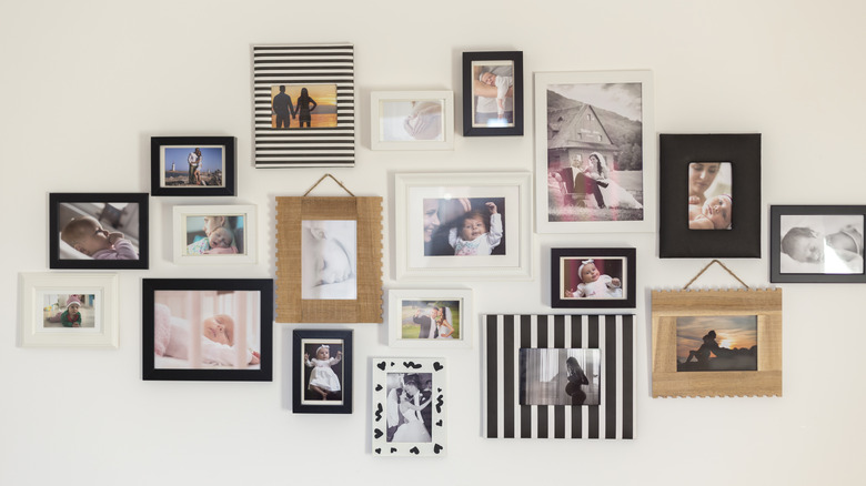 Family photos in the living room: pros & cons