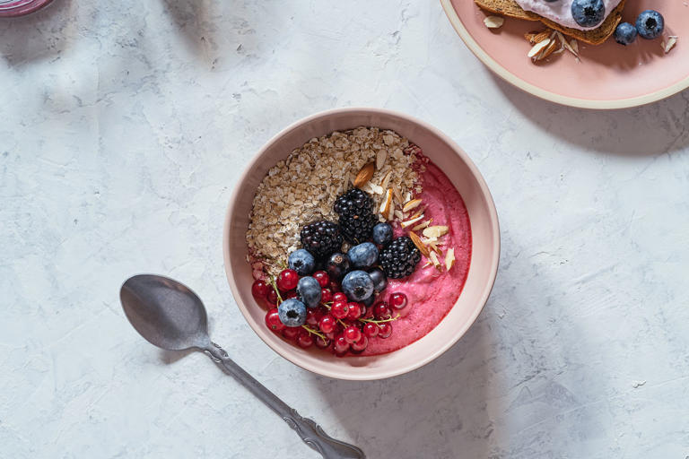 What to eat in a day to avoid acid reflux, according to a dietitian