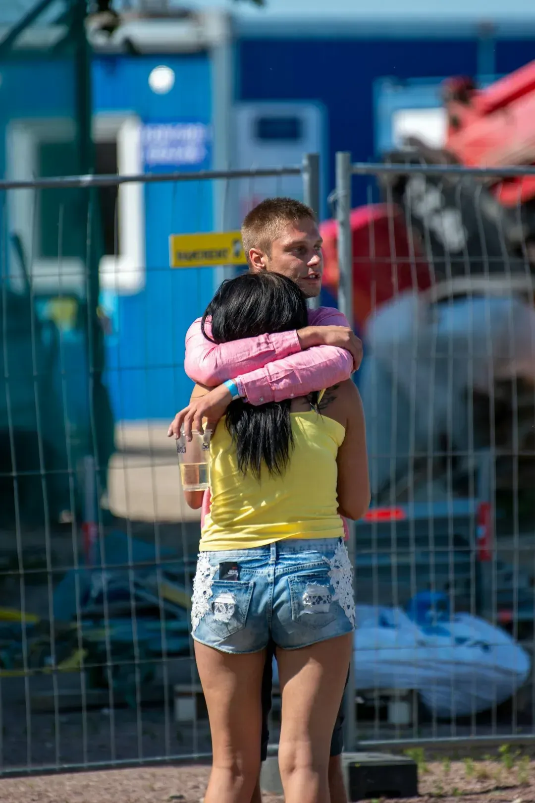 15 couple behaviours that make friends and family quietly uncomfortable ...