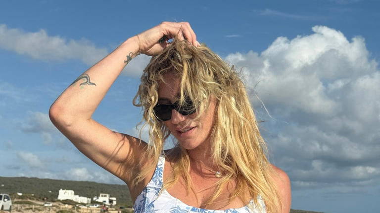 En body corseté et veste métallisée, la chanteuse Kesha ose un look rock