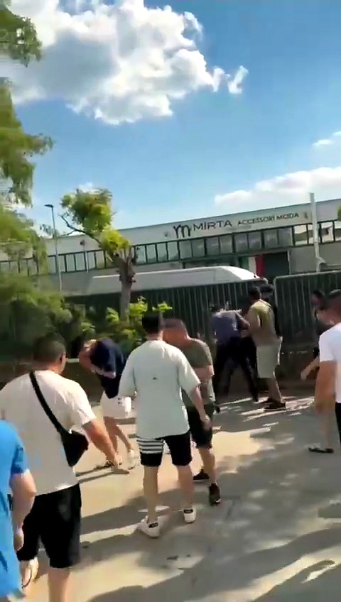 Prato, caos al presidio dei lavoratori. Spray al peperoncino e parapiglia