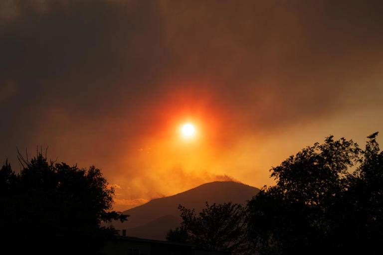 Riesiger Waldbrand: Feuer auf 12.500 Hektar – beliebtes Urlaubsgebiet ...