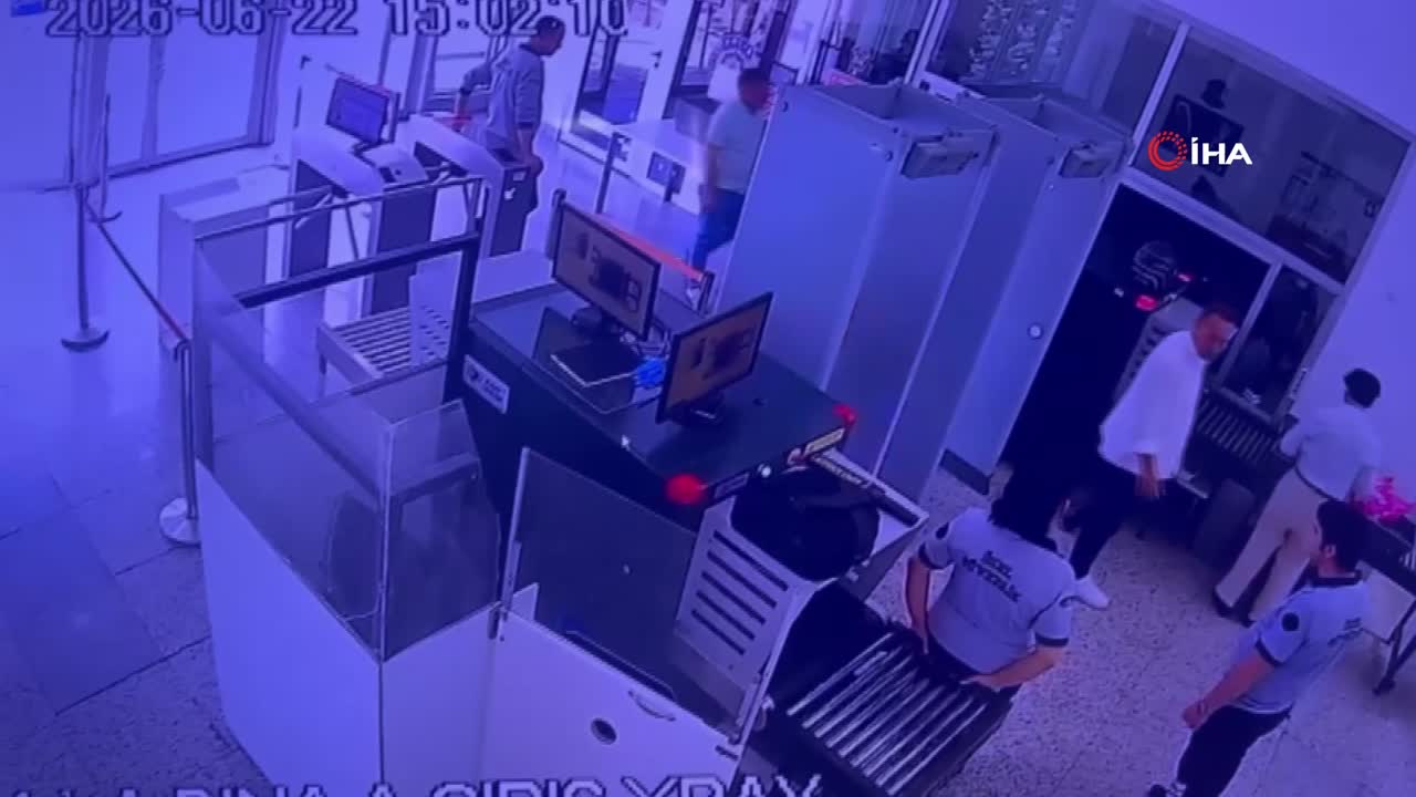 Adliyeye kalem silahla girmeye çalıştı! Çantasından neşter ve biber ...