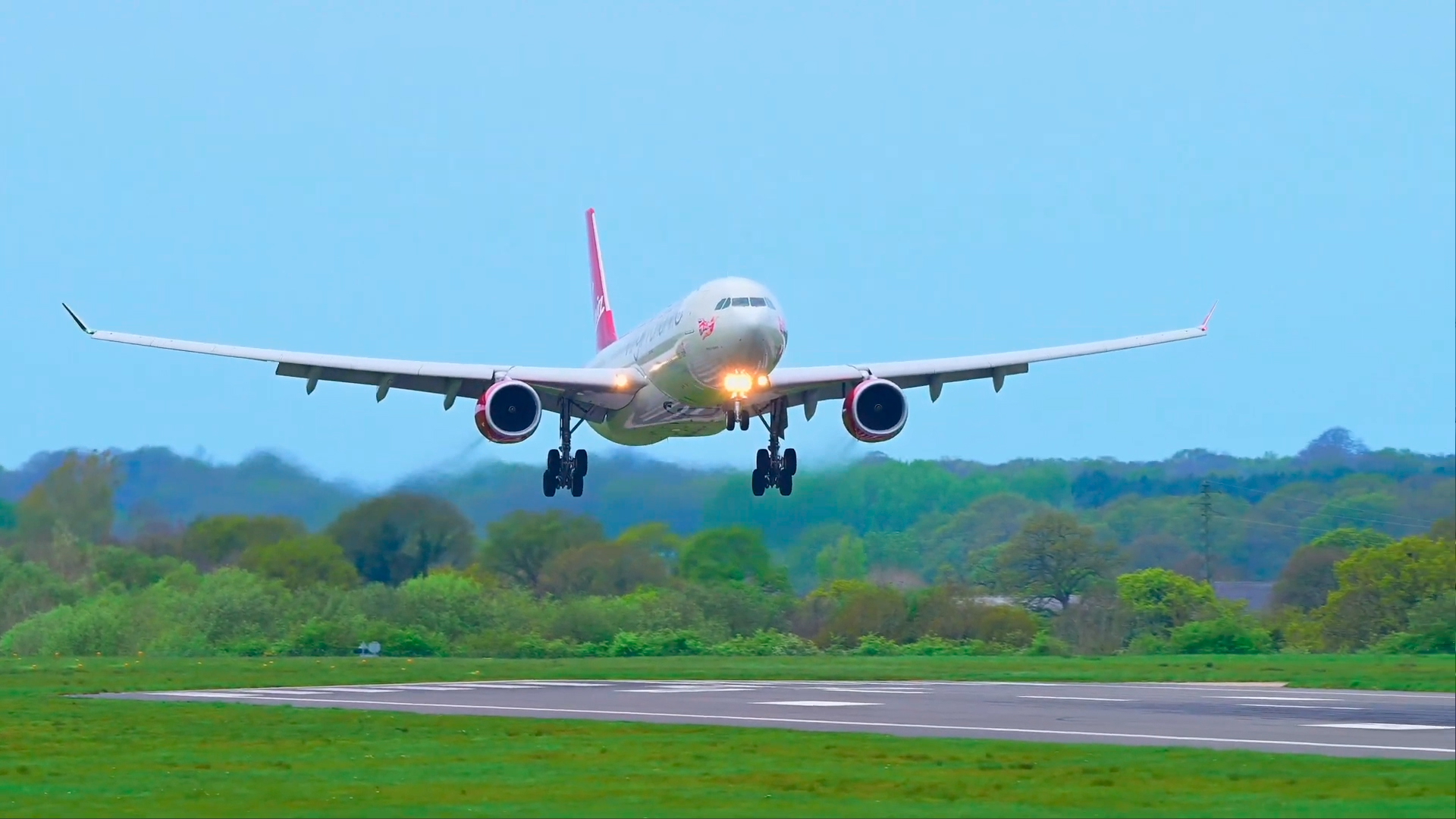 Smoothest plane landing caught on camera