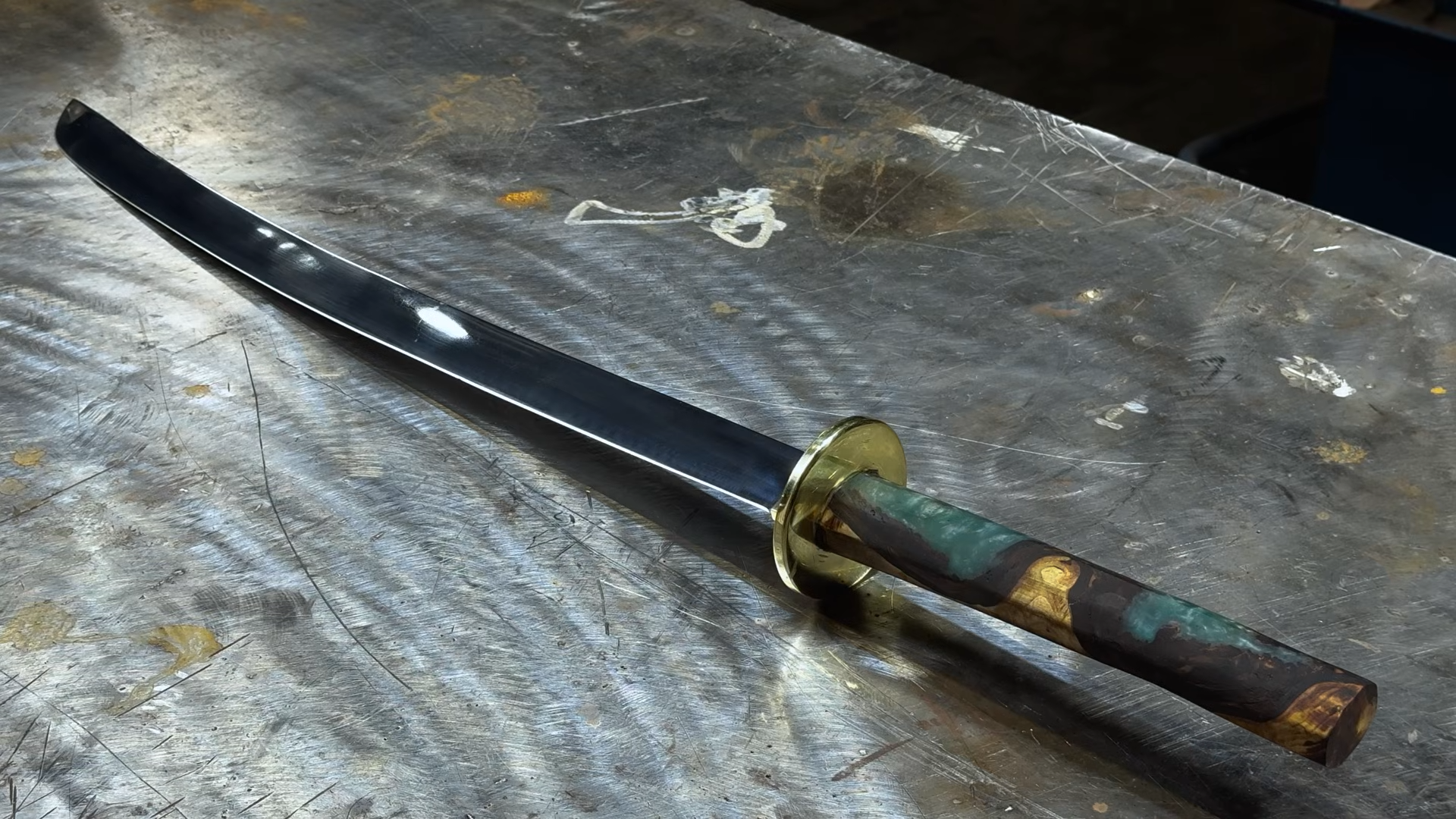 The rail steel went into the forge - then a mirror-polished katana came ...