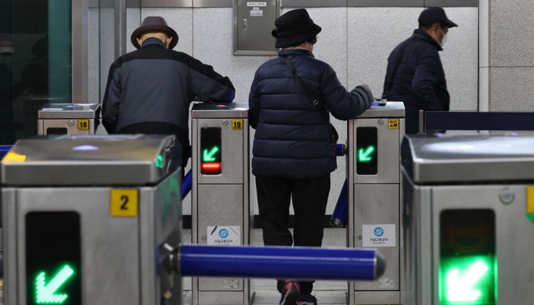 Seoul city council paves way for bus ride subsidies for riders aged 70 ...