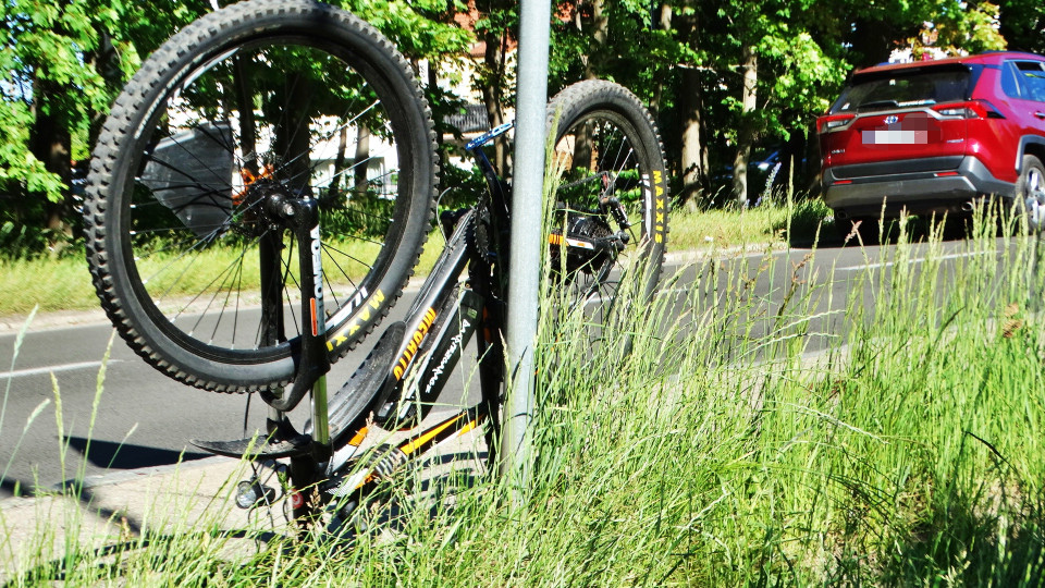 Kolizja w Ustce. 76-latek włączając się do ruchu uderzył w rowerzystę