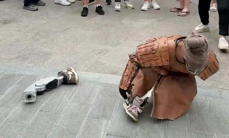 Dancing robot’s leg falls off during performance