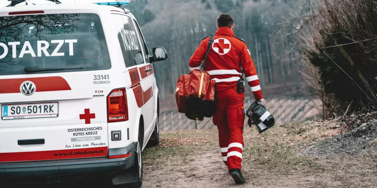Handbike gerät unter Lkw: 69-Jähriger verletzt ins Spital