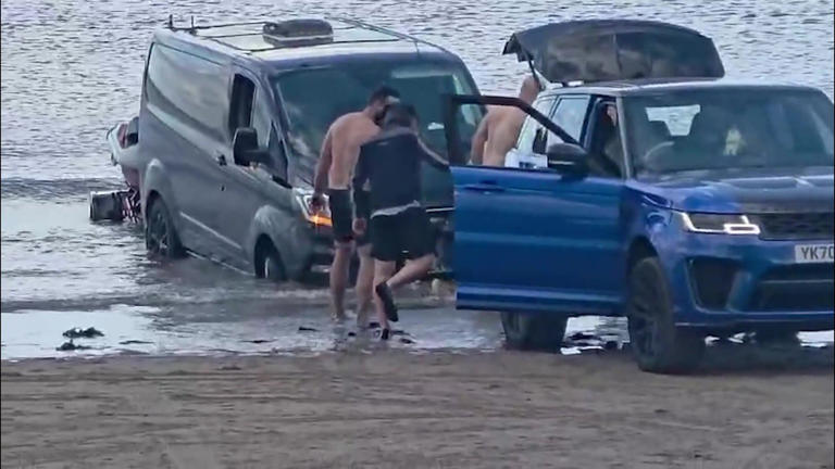 £120,000 Range Rover swallowed by tide while trying to rescue van stuck ...