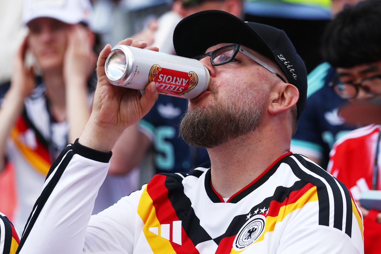 The World Cup’s other hydration break: A high-speed beer run