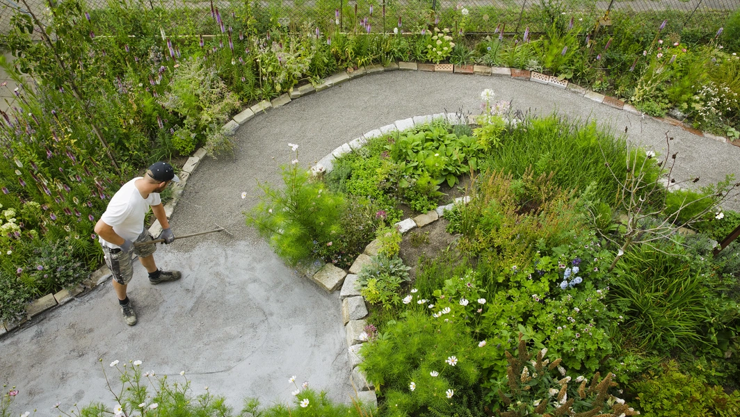 16 budget-friendly DIY landscaping ideas