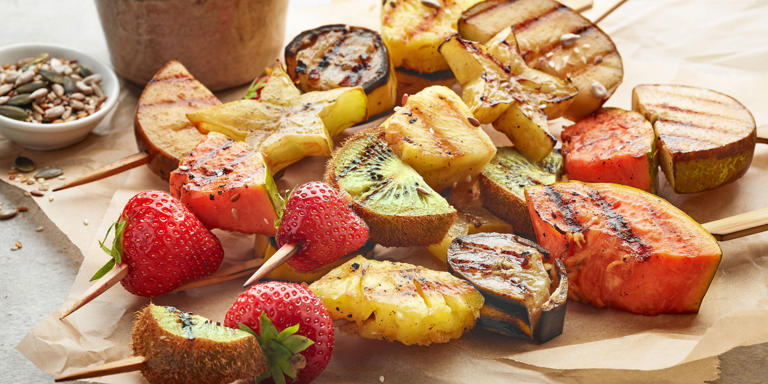 Nicht nur Fleisch: Dieses Obst schmeckt vom Grill sogar noch besser