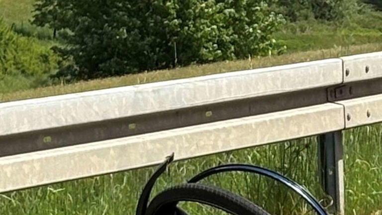 Schlauch blockiert Vorderrad: E-Bike-Fahrer stürzt schwer