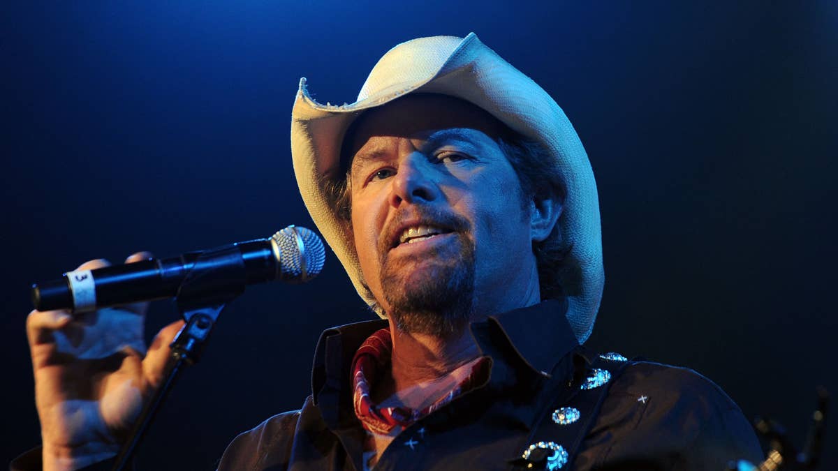 Oklahoma fans honor Toby Keith by singing his hit 'How Do You Like Me ...