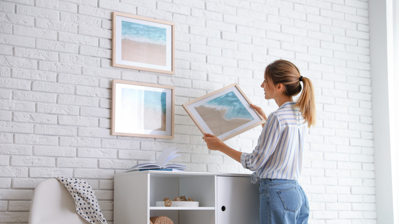 The best way to hang picture frames on the brick wall in your home