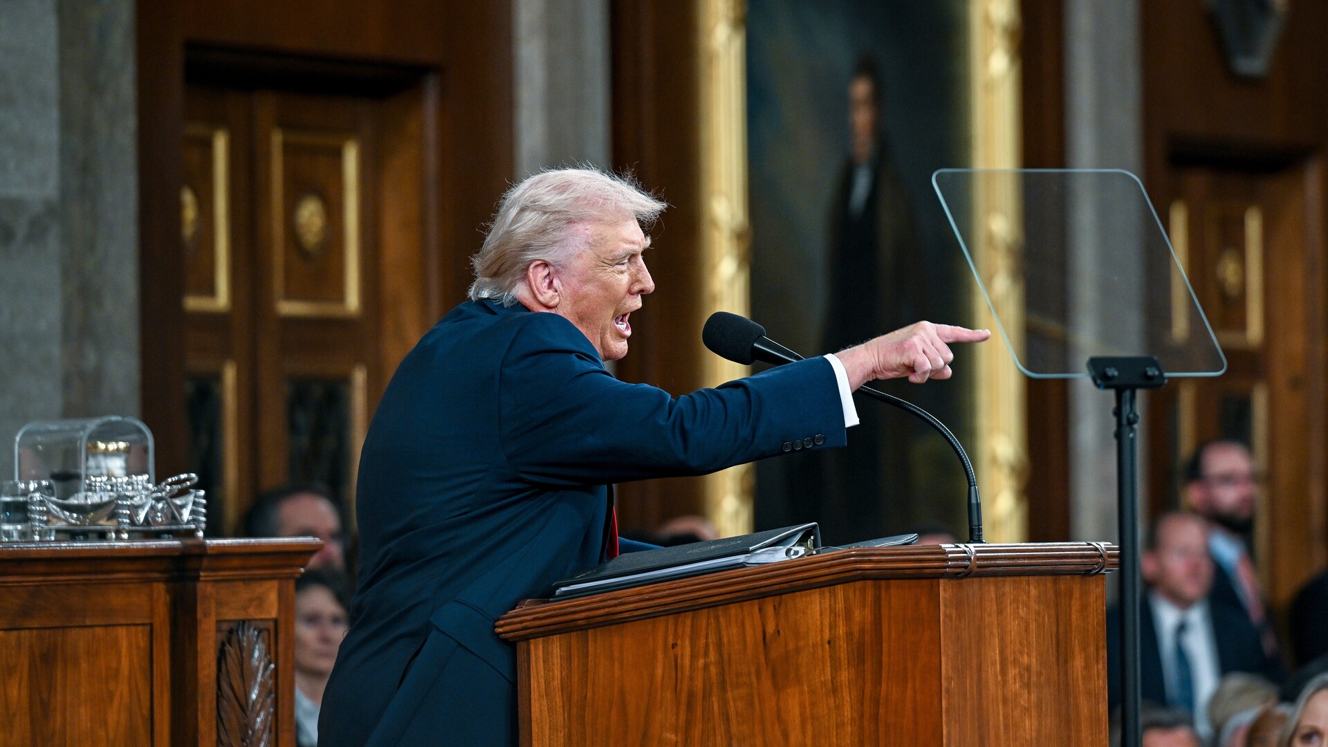 ‘No way to bridge the gap’: Two party divide grows as Dems cling to ...
