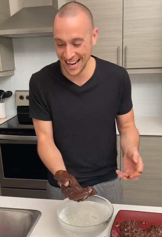 Freezing chocolate in a mold over the hand: A fun DIY chocolate experiment
